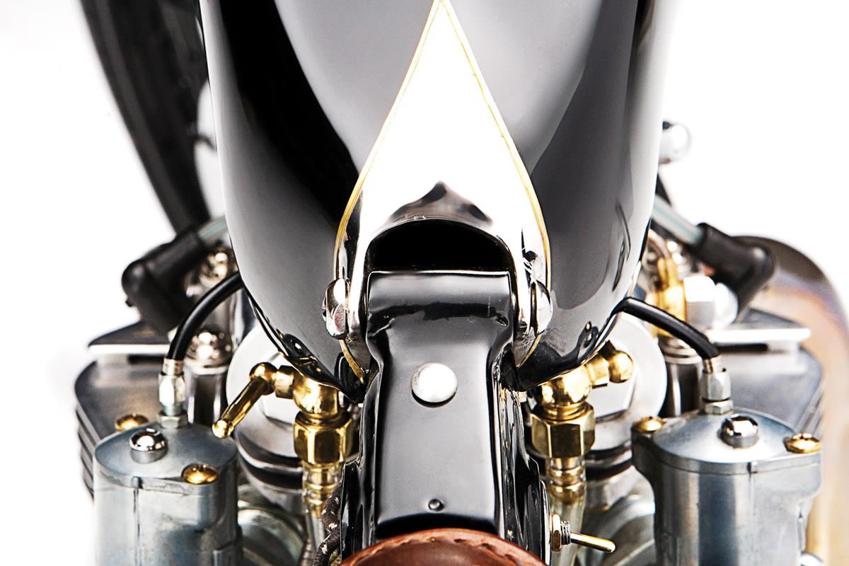 bullet_falcon_motorcycle_tank_mount_detail - Moto Rivista